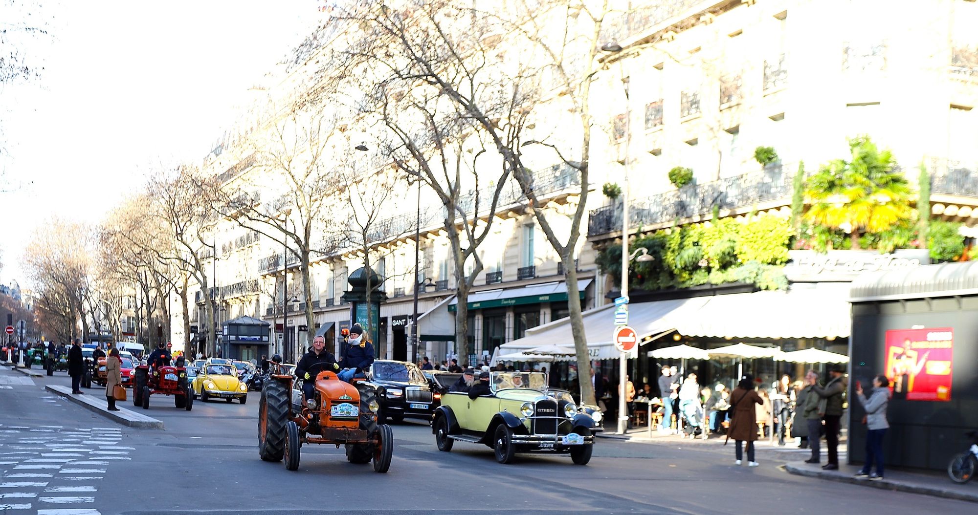 When 843 Historic Vehicles Crossed Paris!
